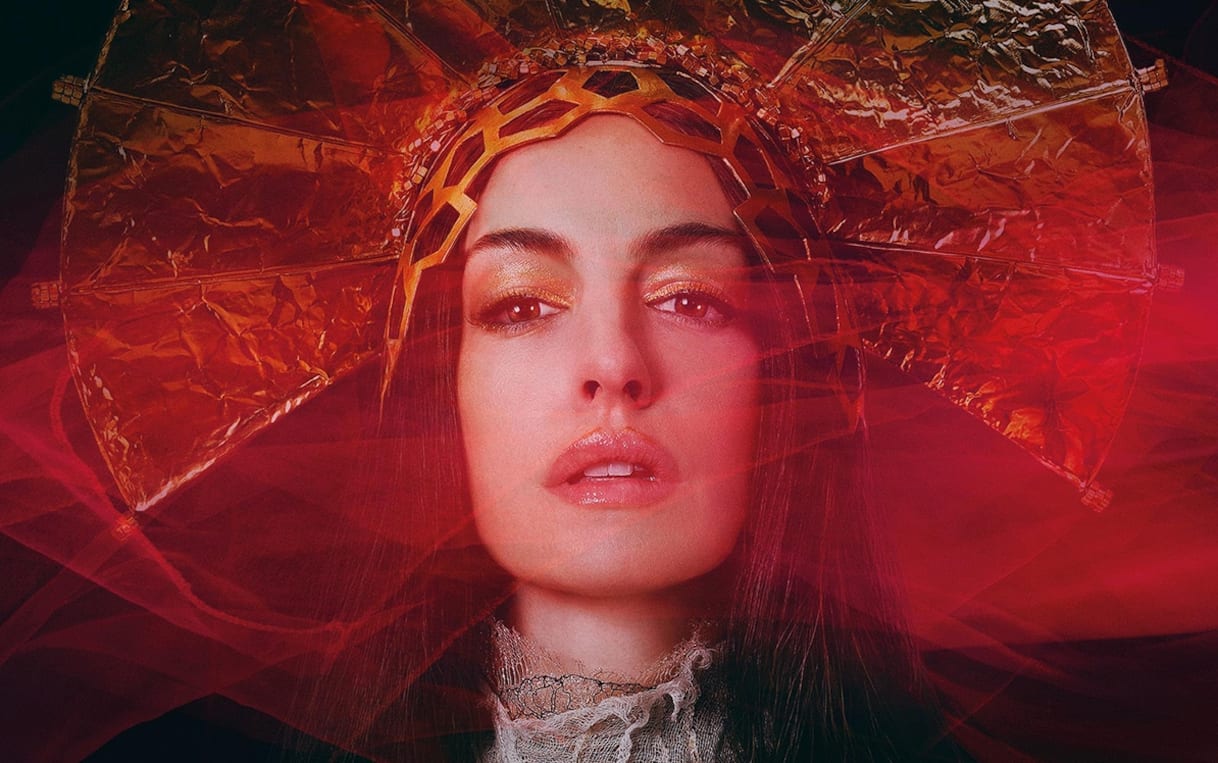 Mother Mary, recensione del film con Anne Hathaway e Michaela Coel ...