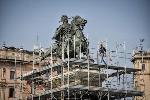 Statua di Vittorio Emanuele a Milano imbrattata da attivisti è stata ...