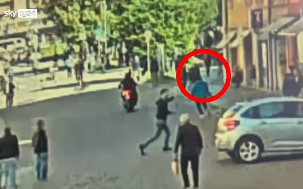 Auto su folla a Modena, il video dell'attacco e della fuga | Sky TG24