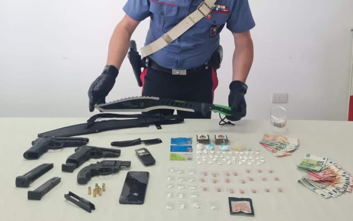 Milano, fermato con bombe, armi e droga: arrestato spacciatore 22enne ...