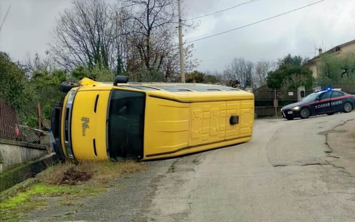 Frosinone, scuolabus con a bordo 7 bambini si ribalta: nessun ferito ...