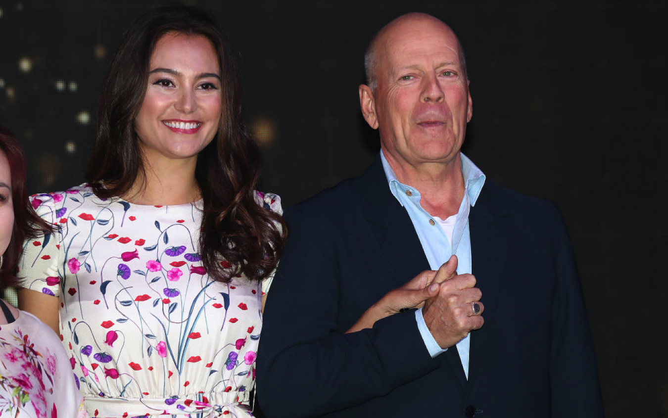 Bruce Willis riappare in pubblico, il sorriso durante una passeggiata a ...