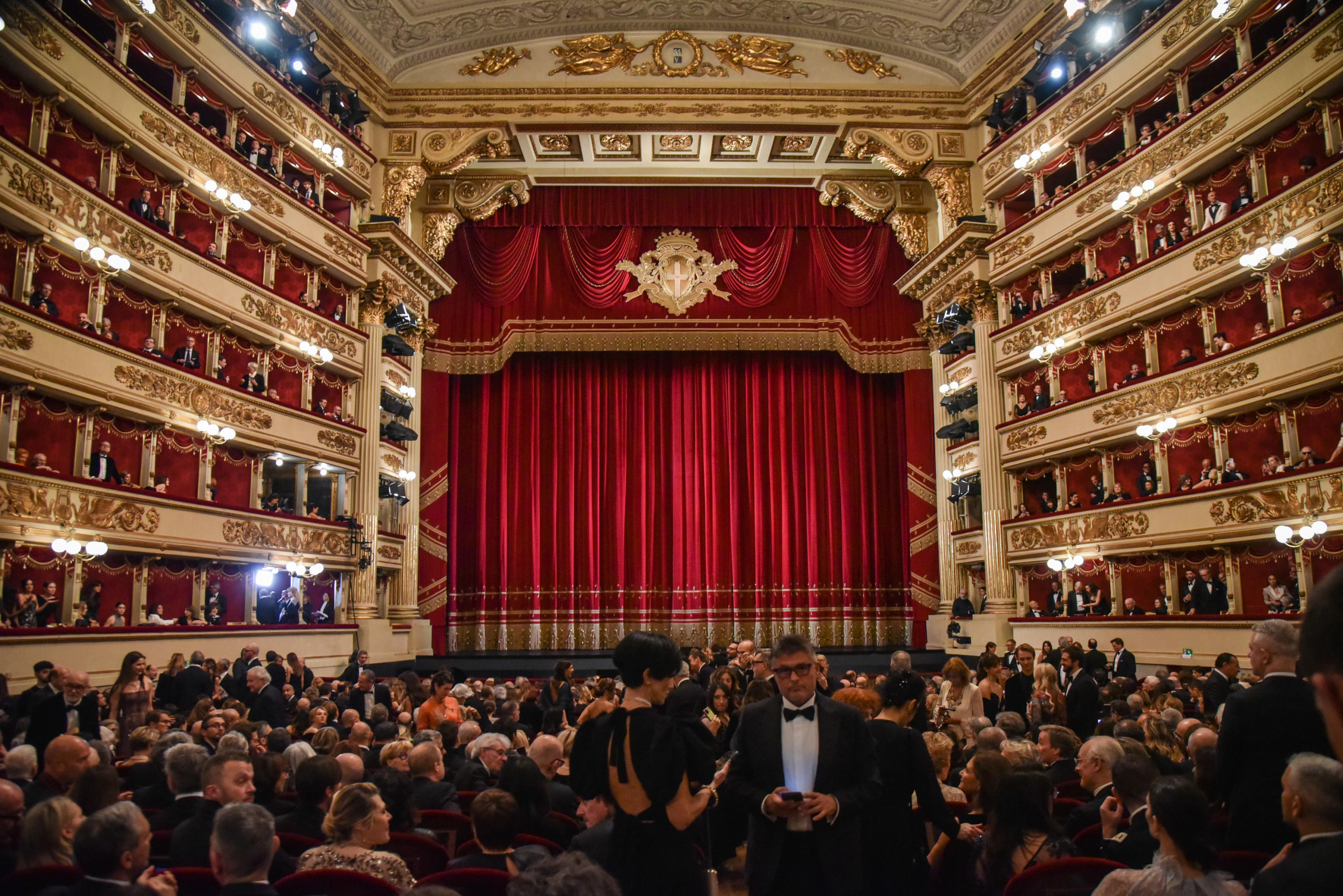 Prima della Scala di Milano, i vip presenti: da Favino a Segre. FOTO ...