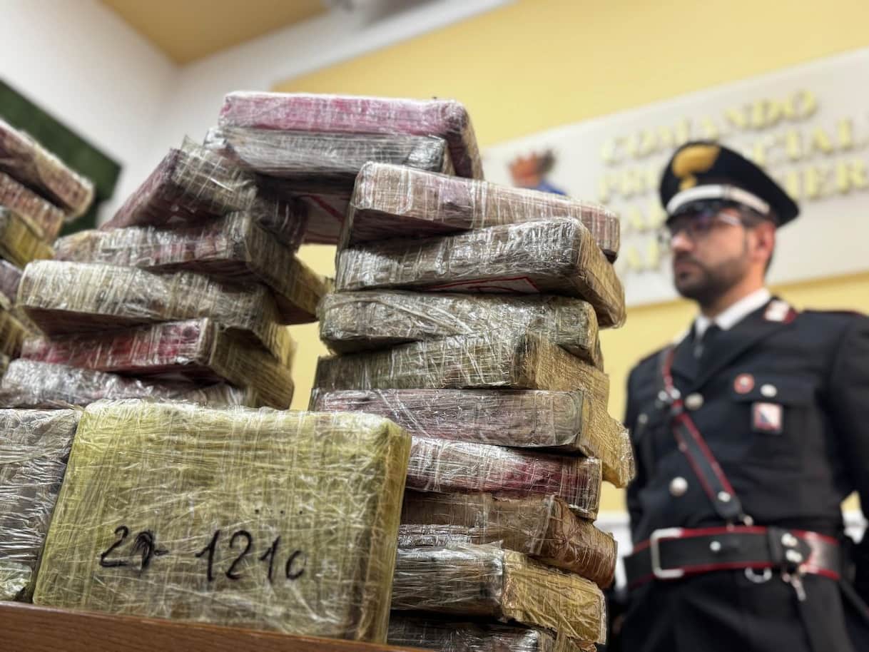 Napoli, maxi sequestro di 80 kg di cocaina: valore di circa 10 milioni ...