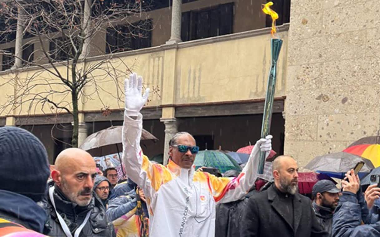 Snoop Dogg carries Olympic torch in Gallarate for Milan-Cortina 2026 ...