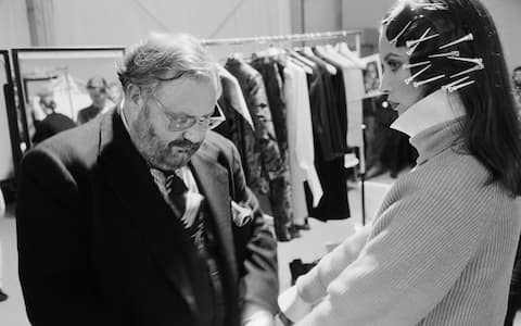 Gianfranco Ferré nasceva 80 anni fa, i look più iconici della sua ...