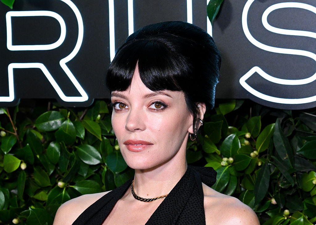 Lily Allen in concerto col revenge dress con gli scontrini dei ...