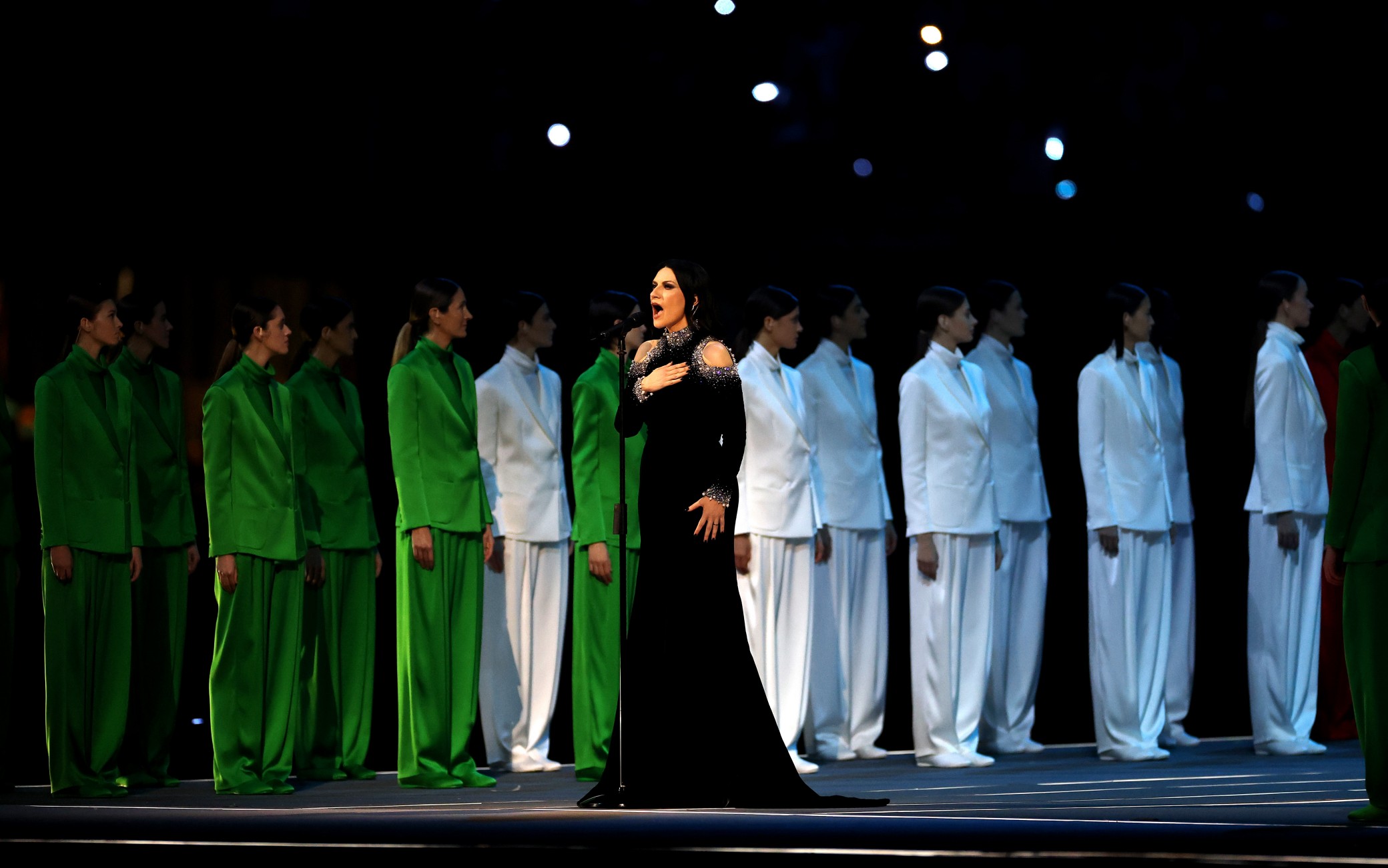 Laura Pausini canta l'inno di Mameli alla cerimonia di apertura delle ...