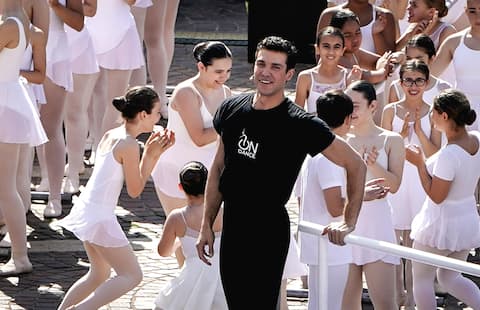 Torino si veste di bianco, la lezione di danza di Roberto Bolle | Sky TG24