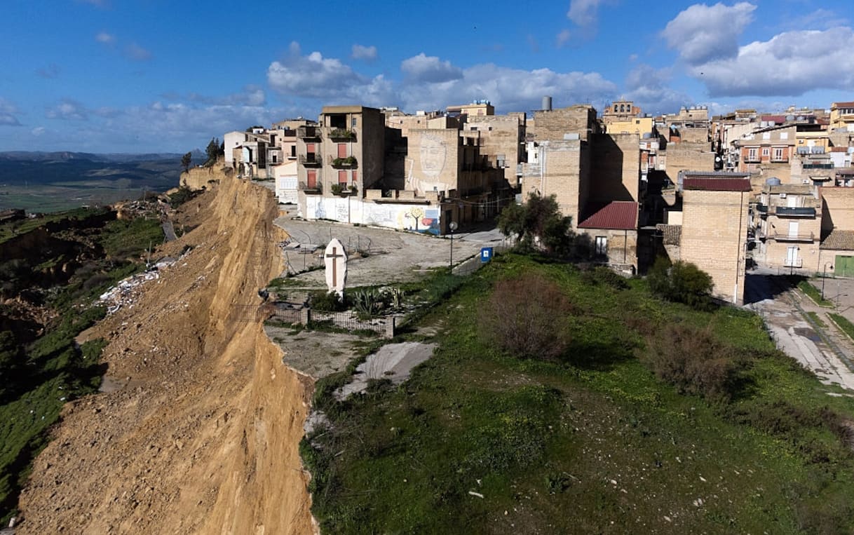 Frana a Niscemi, palazzina di tre piani crolla nel precipizio: era ...