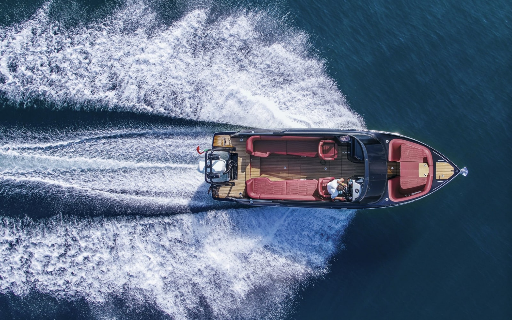 Cranchi Yachts approda in Emily in Paris, eleganza italiana con l’E26 ...