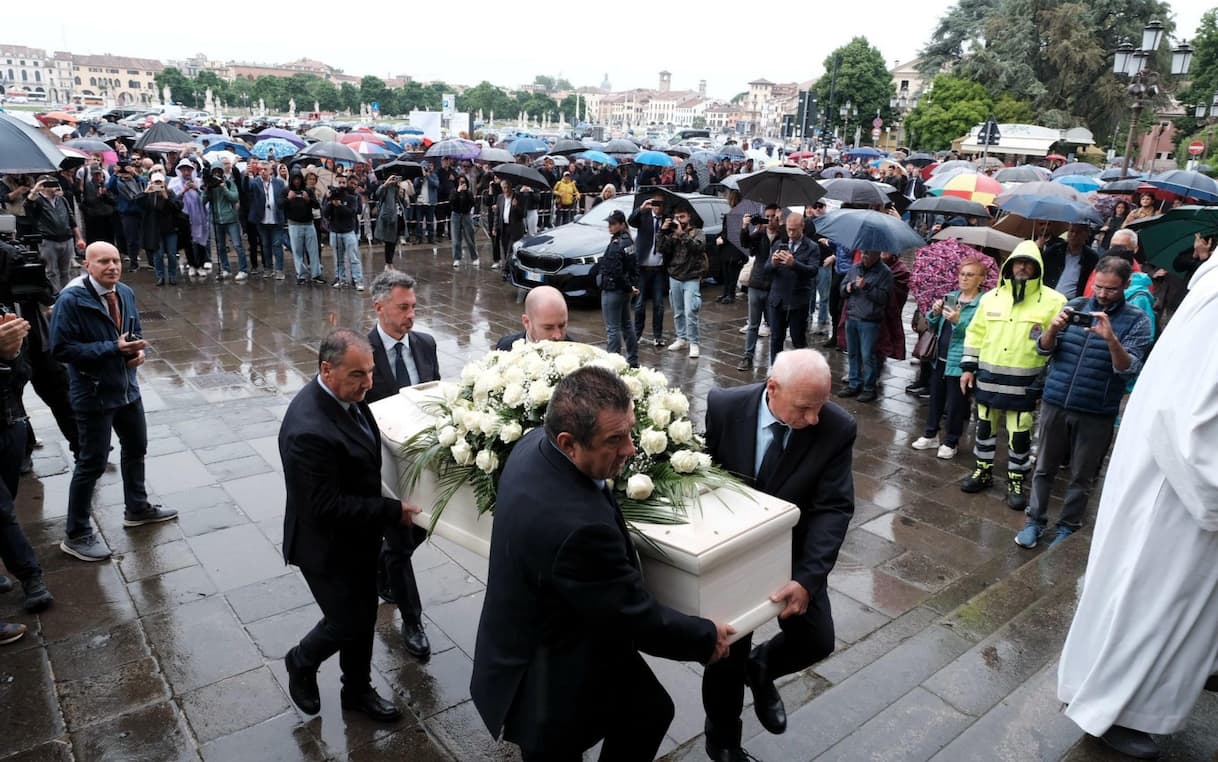 Funerali Alex Zanardi, l'ultimo saluto nella Basilica di Santa Giustina ...