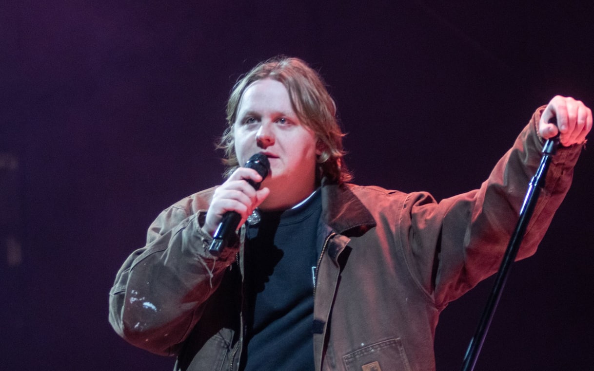 La scaletta del concerto di Lewis Capaldi al Forum di Assago a Milano