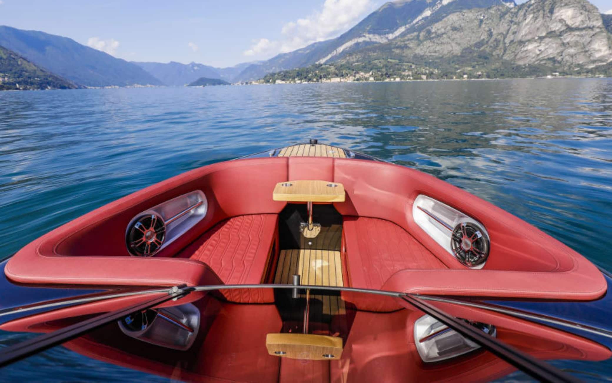 Cranchi Yachts approda in Emily in Paris, eleganza italiana con l’E26 ...