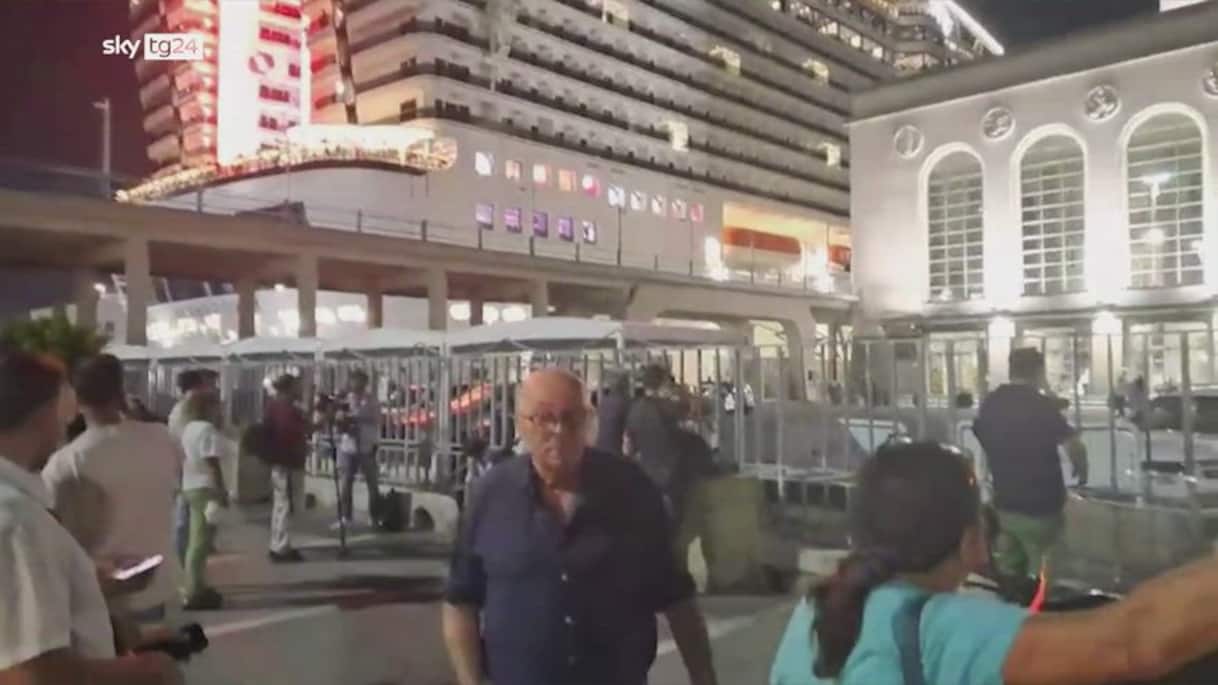 Nave da crociera Msc in avaria arriva al porto di Napoli | Video Sky TG24