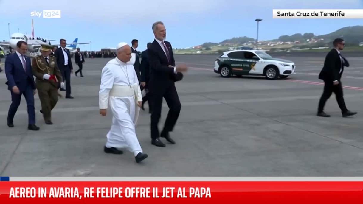 Aereo in avaria, re Felipe offre il jet al Papa