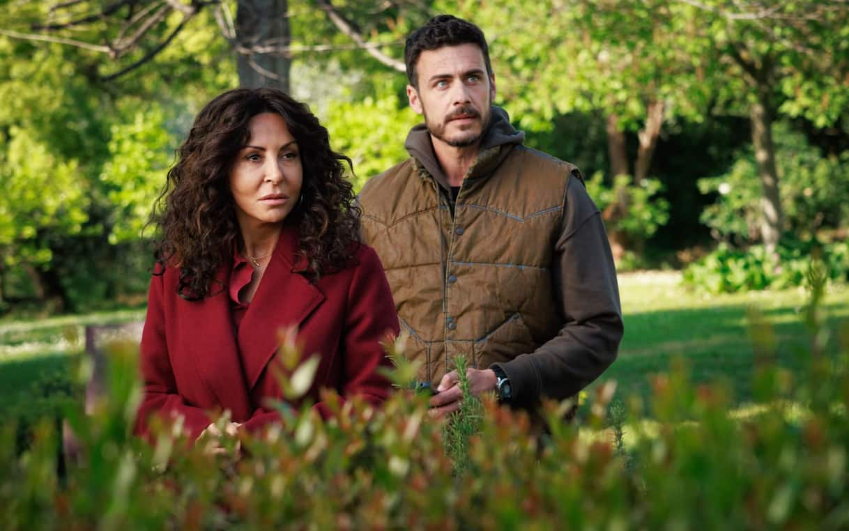 A testa alta, il cast della fiction con Sabrina Ferilli da stasera in ...