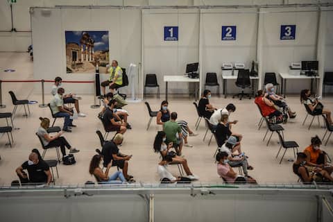 Covid, obbligo vaccini over 50: il piano di Figliuolo per le ...