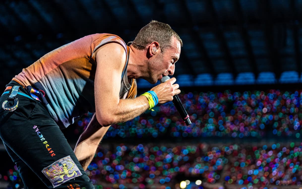 Coldplay a Milano, Elisa canta 'Eppure sentire' insieme a loro | Sky Tg24