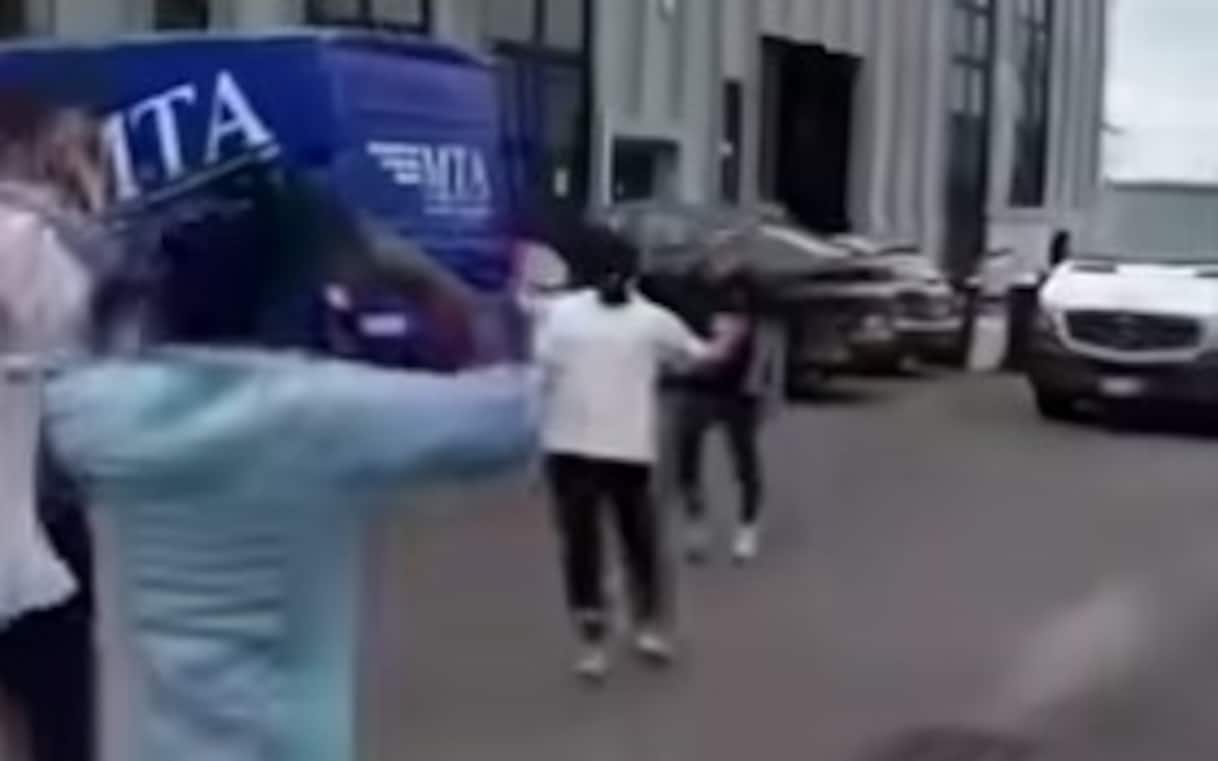 Prato, operai in sciopero aggrediti dai titolari della ditta a calci e ...