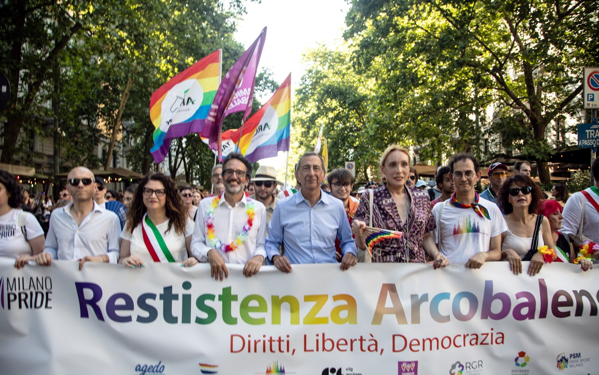 Milano Pride 2025, oggi la parata: sfilano in migliaia | Sky TG24