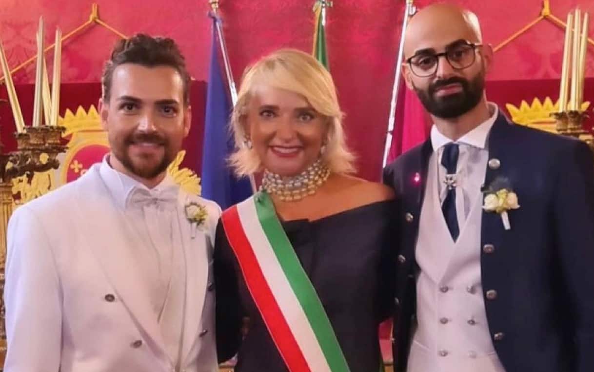 Valerio Scanu sposa Luigi Calcara, matrimonio con serenata a Roma I Sky ...