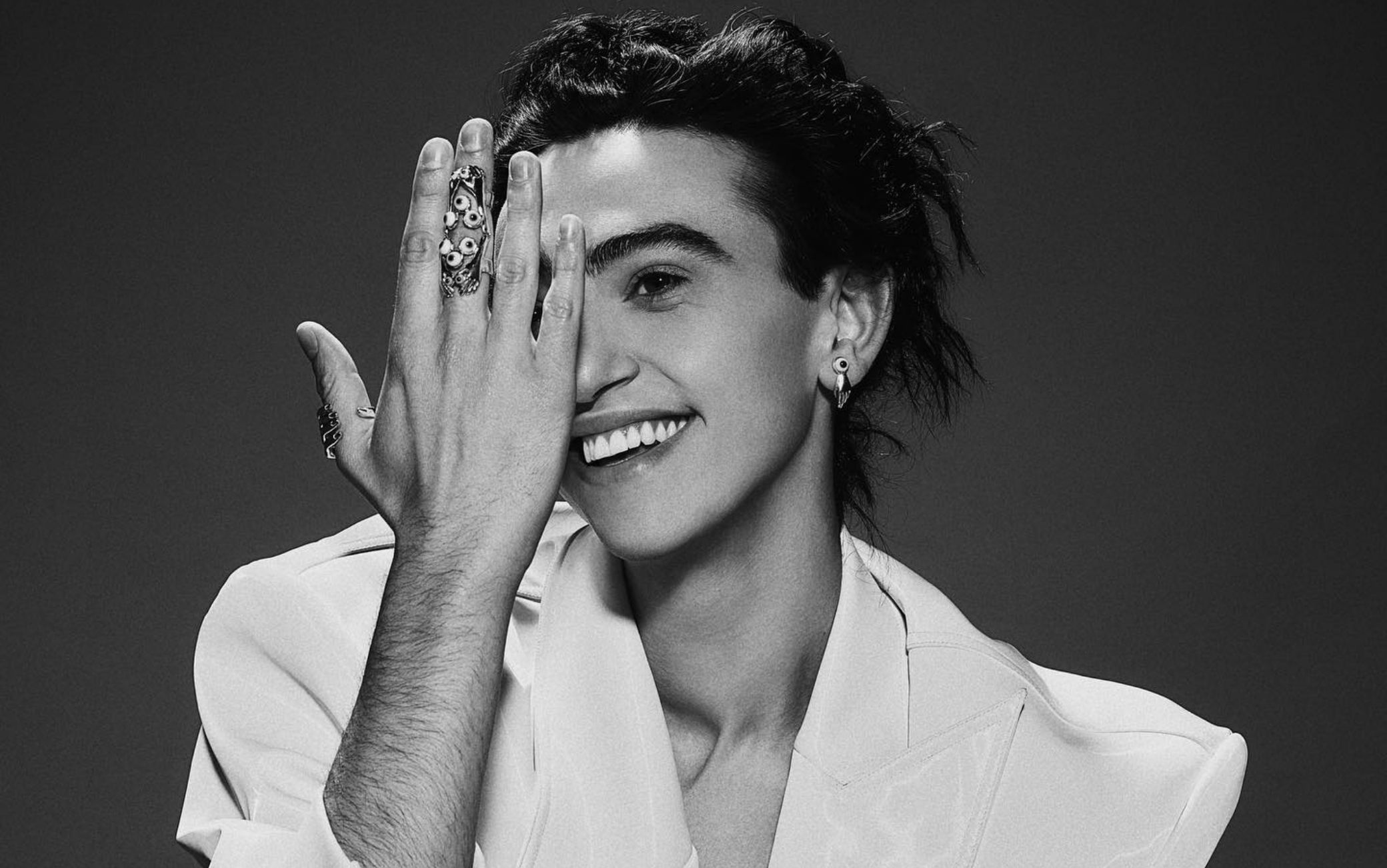 Chi è Michele Bravi, per la terza volta a Sanremo 2026 con la canzone ...