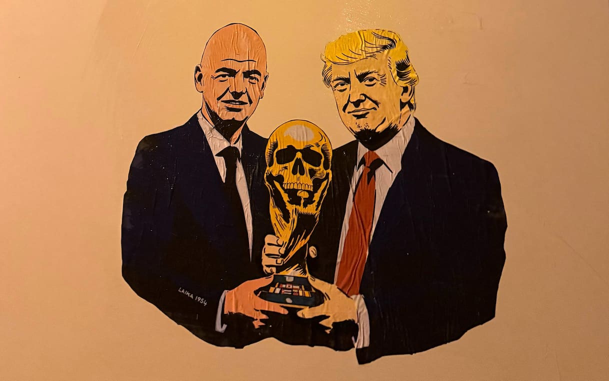 Mondiali 2026, l'artista Laika denuncia la 'FIFA Crime Cup' con due ...