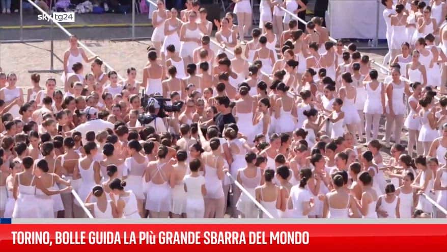 Roberto Bolle leads the world's largest ballet barre class in Turin ...