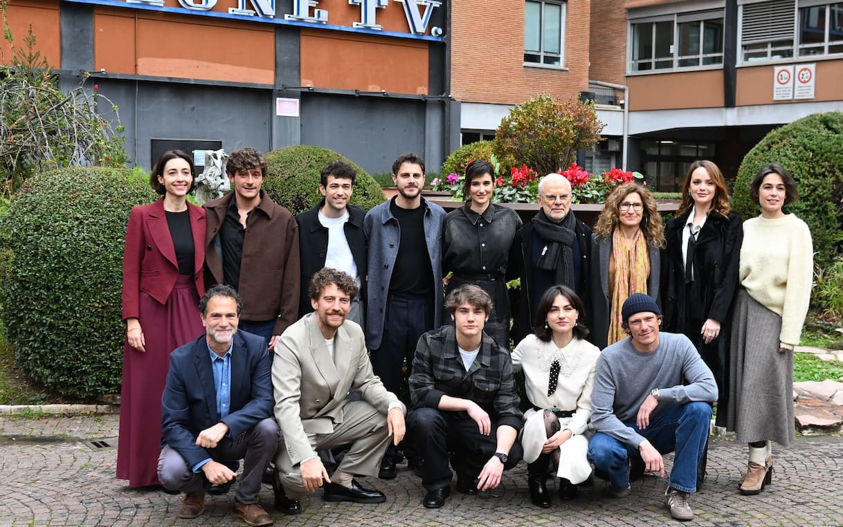 Prima di noi, il cast della fiction con Linda Caridi | Sky TG24