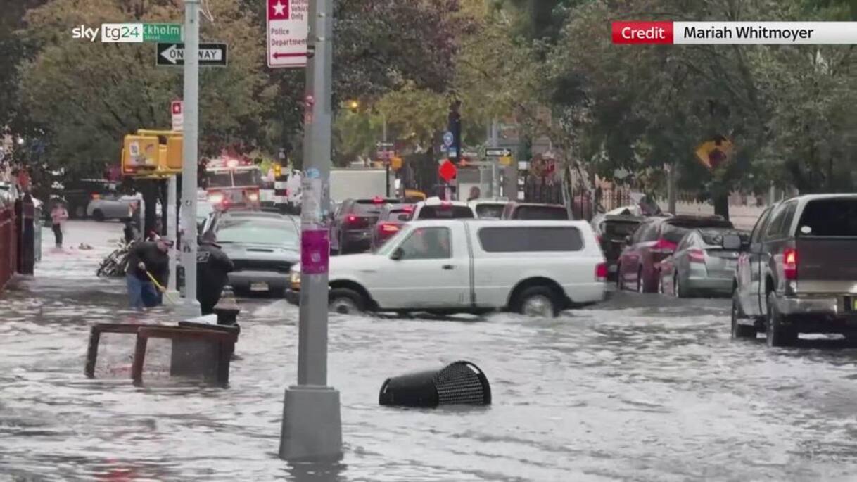 New York, piogge record: strade allagate e veicoli sommersi | Video Sky ...