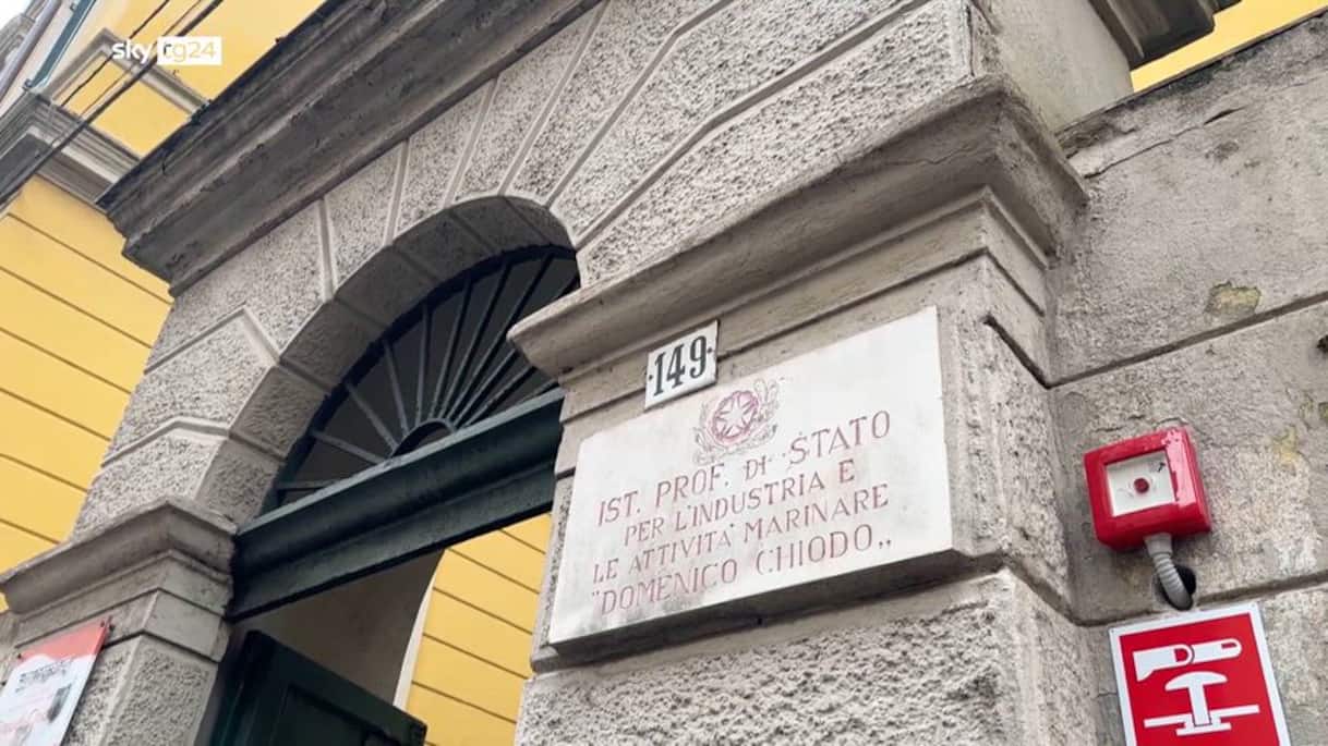 La Spezia, accoltellato in classe da compagno dopo una lite | Video Sky ...