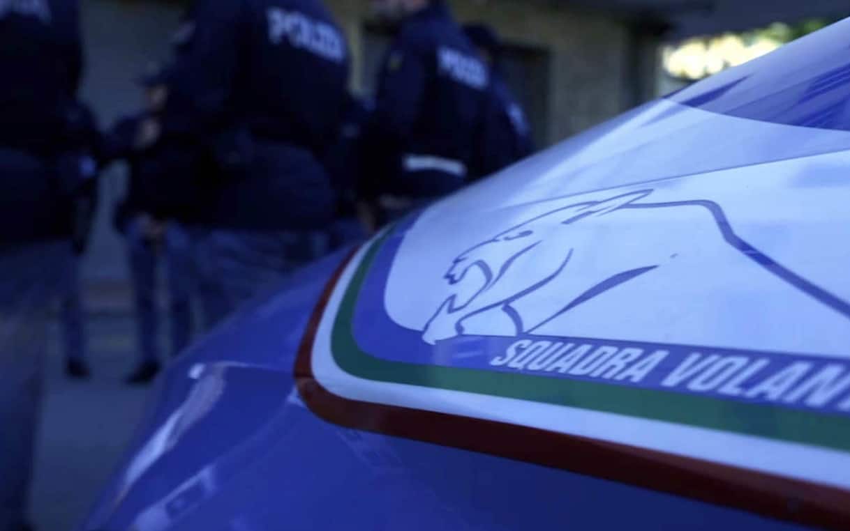 Bus arriva “lungo” alla fermata, morde l'autista e gli stacca un pezzo ...