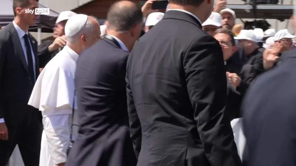 Papa, incontro con realtà accoglienza migranti alle Canarie | Video Sky ...