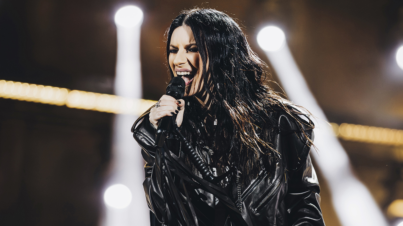 Laura Pausini ospite della finale di X Factor canta Ritorno ad amare ...