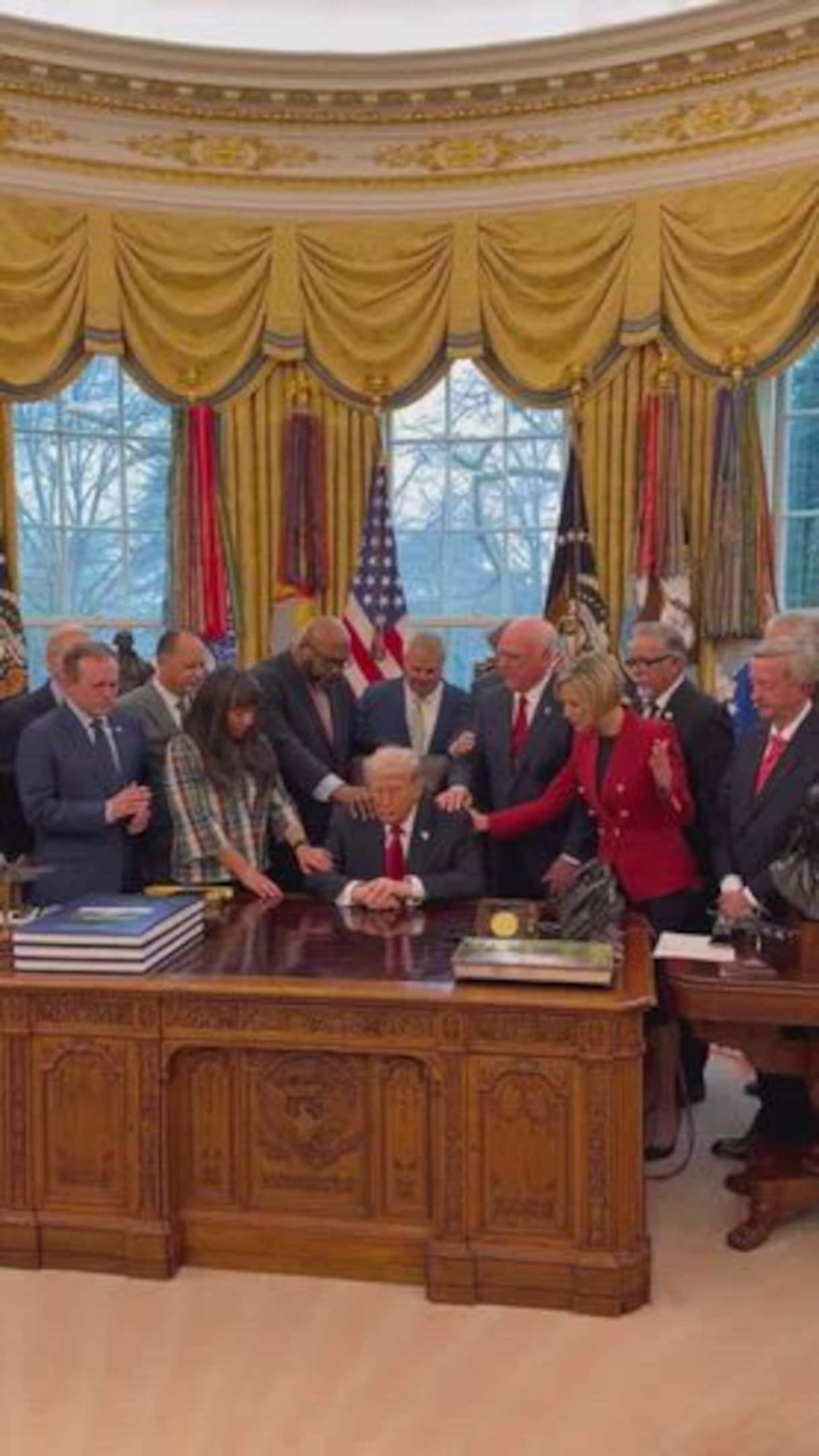 Pastori evangelici pregano per Trump nello Studio Ovale | Video Sky TG24