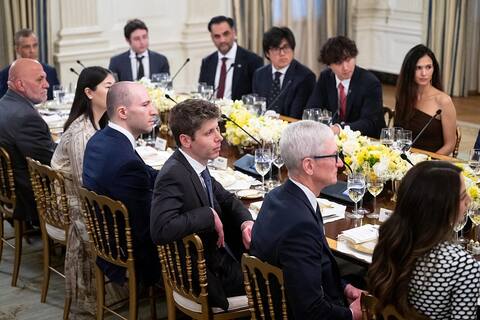Trump, cena con Zuckerberg, Bill Gates e Tim Cook alla Casa Bianca ...