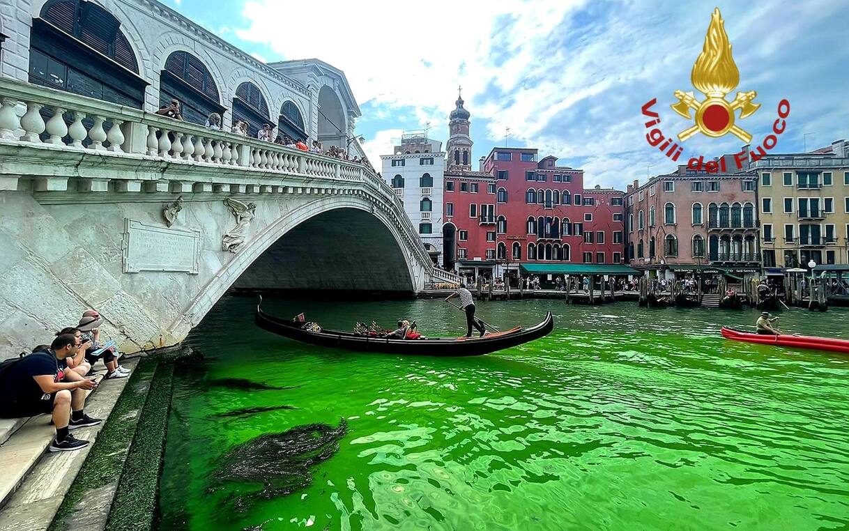 Venezia, comparsa una chiazza verde fosforescente sul Canal Grande ...