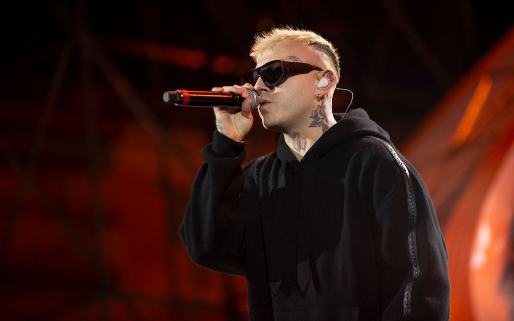 Lazza compie 30 anni, i suoi album e le canzoni più famose | Sky TG24