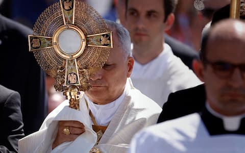 Il Papa guida la processione del Corpus Domini per le vie di Madrid ...