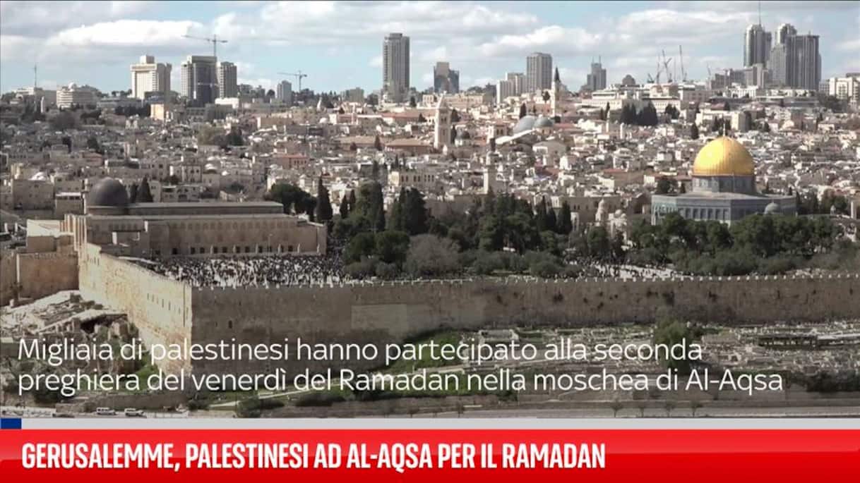 Gerusalemme, palestinesi ad Al-Aqsa per il Ramadan | Video Sky TG24
