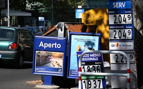 Prezzo della benzina in aumento, oggi supera i 2 euro al litro: ecco ...