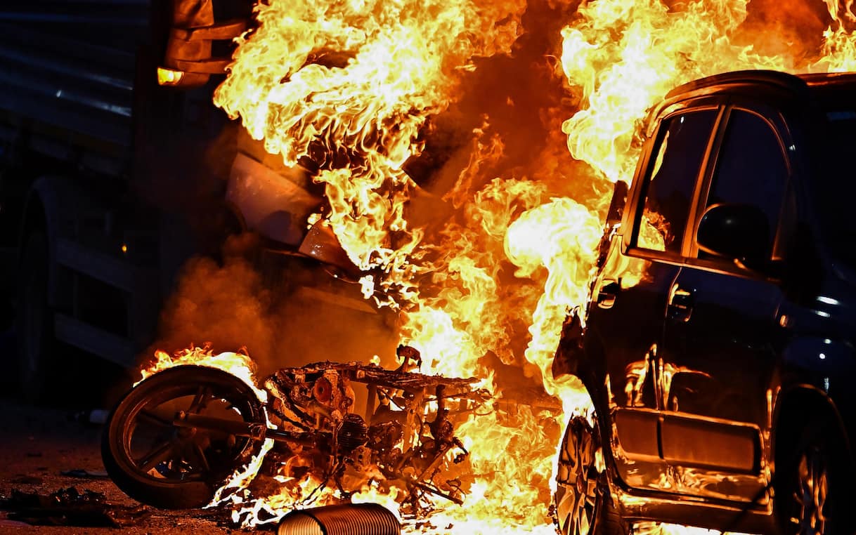 Calcio, scontri fra tifosi del Genoa e dell'Inter davanti allo stadio ...