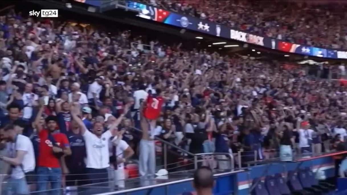 Scontri a Parigi tra tifosi PSG e Polizia, 130 fermati | Video Sky TG24