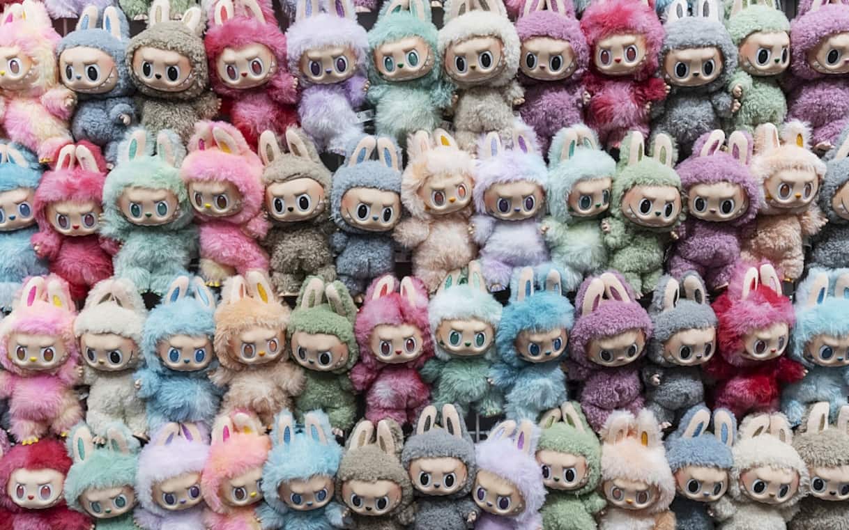 Labubu, le condizioni dei lavoratori nelle fabbriche cinesi: il report ...