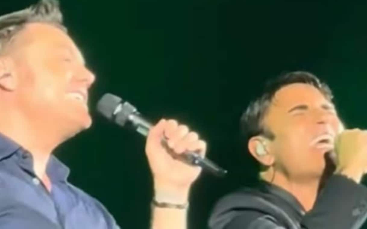 Tiziano Ferro in concerto a Napoli duetta con Sal Da Vinci. VIDEO | Sky ...
