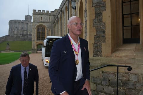 Kate Middleton in rosso riceve la Nazionale di rugby inglese. FOTO ...