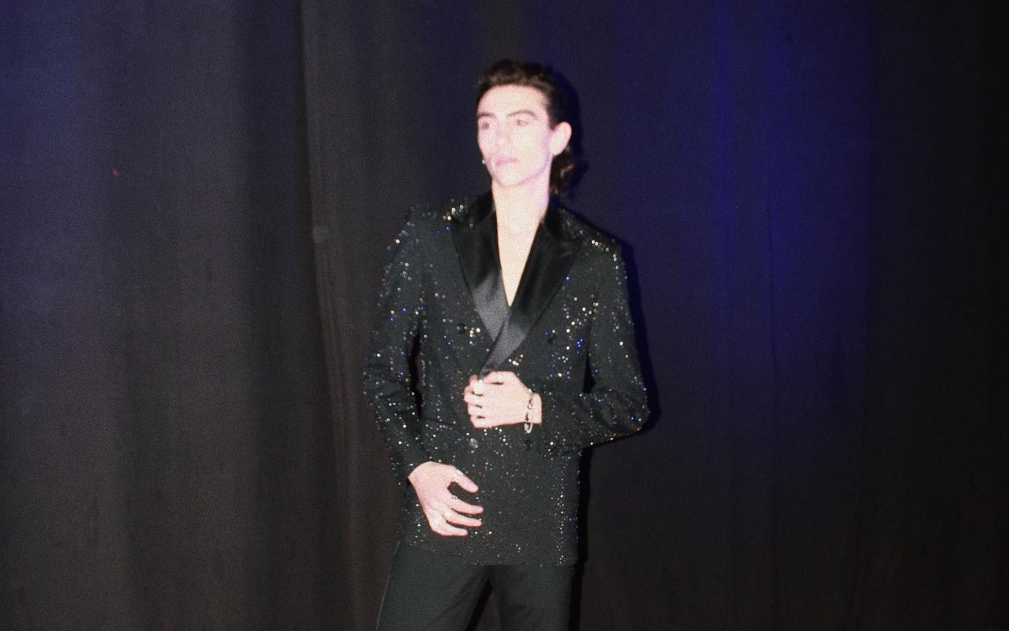 Chi è Michele Bravi, per la terza volta a Sanremo 2026 con la canzone ...