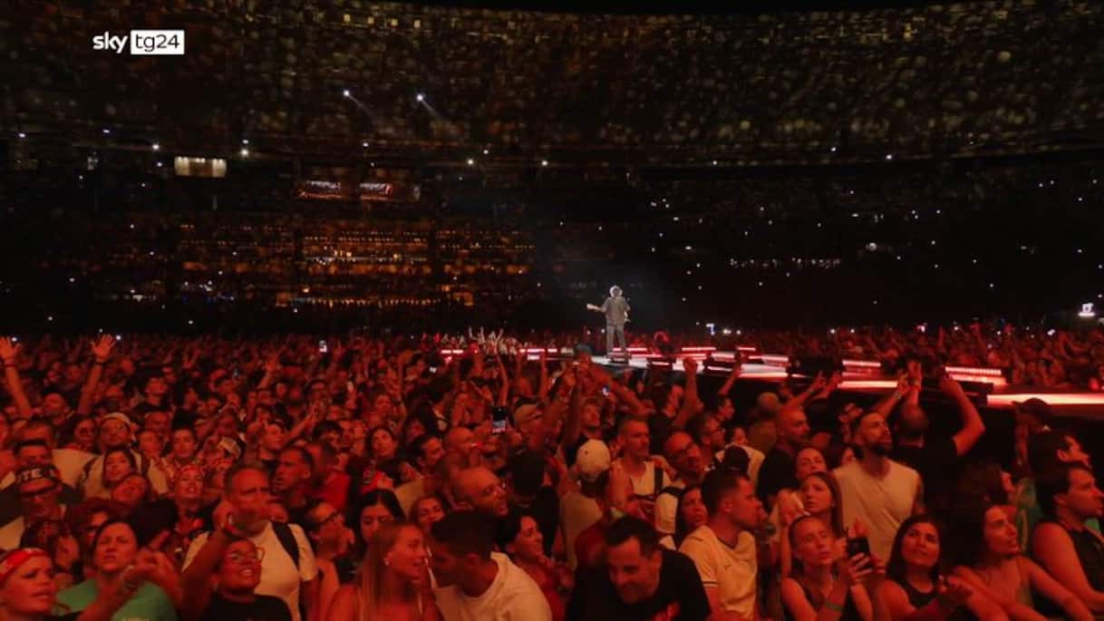 Ligabue in concerto a Roma celebra 30 anni di rock | Video Sky TG24