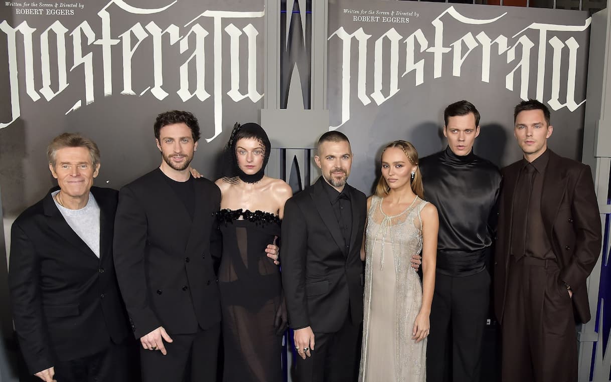 Nosferatu, Lily Rose Depp col cast al completo alla première dell ...